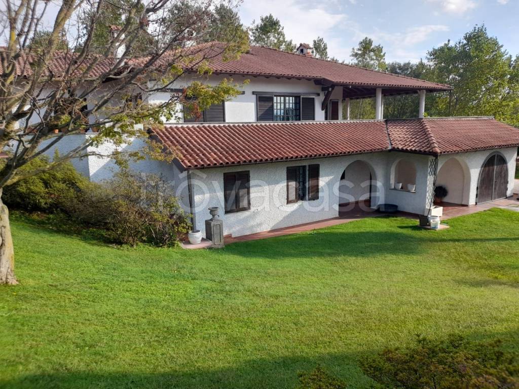 Villa in vendita ad Azzate via Ugo Foscolo