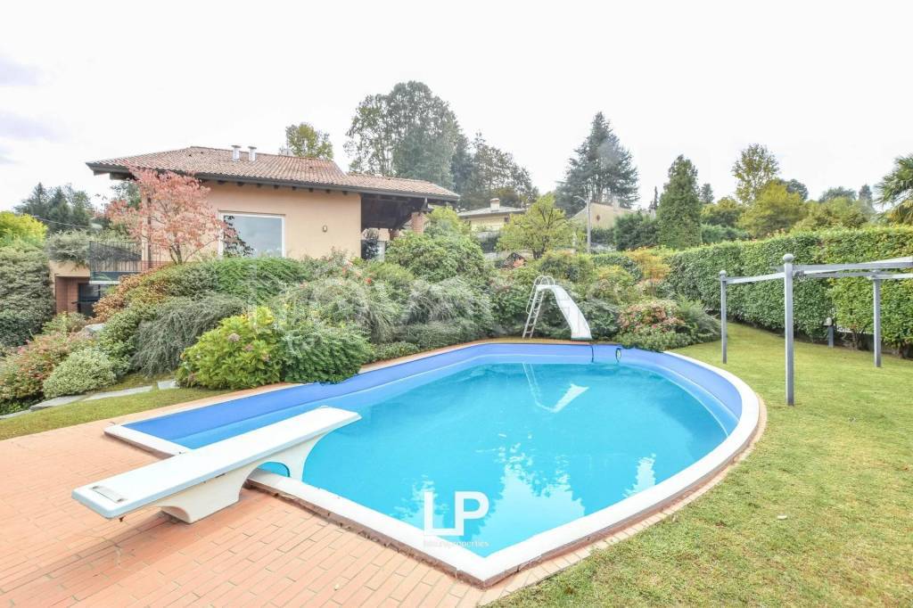 Villa in vendita ad Azzate via Camillo Benso di Cavour, 14