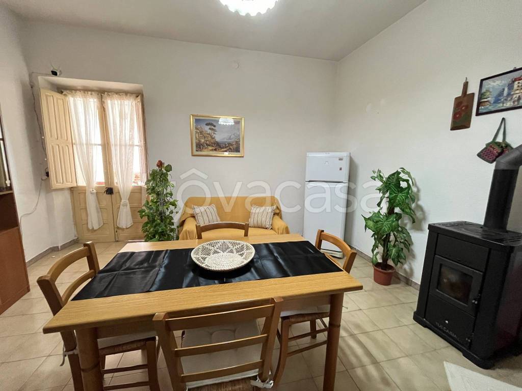 Appartamento in vendita a Usellus vico Parrocchia