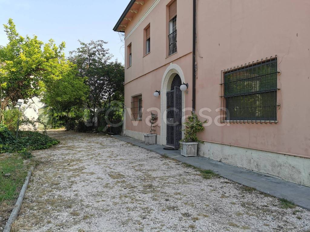 Villa Bifamiliare in vendita a Cento via Bondenese, 127