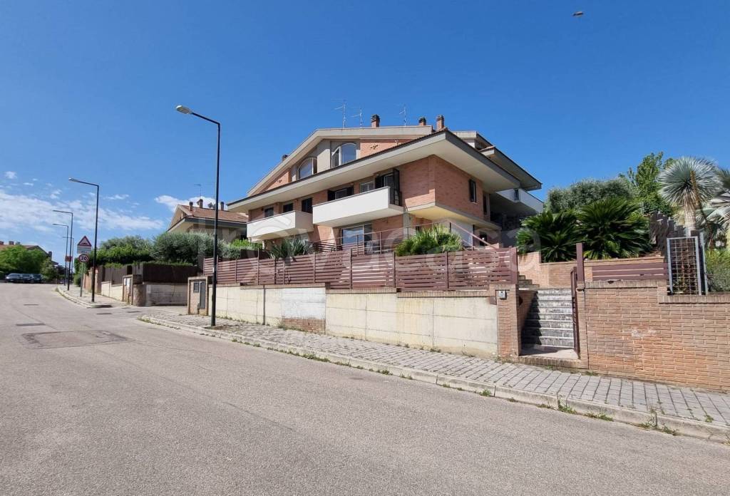 Villa Bifamiliare in vendita a Città Sant'Angelo via Levante