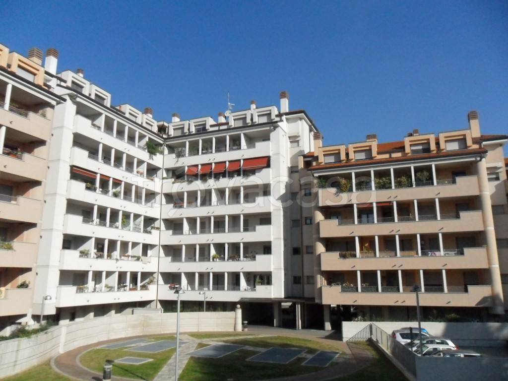 Appartamento in vendita ad Abbiategrasso via Cesare Battisti, 2