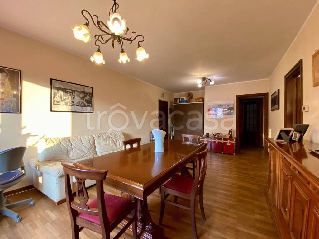 Appartamento in vendita ad Alba via Carlo Cencio, 3