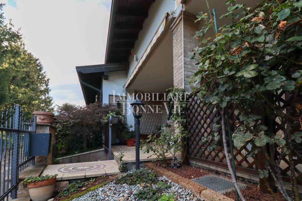 Villa Bifamiliare in vendita a Binago via 1 Maggio