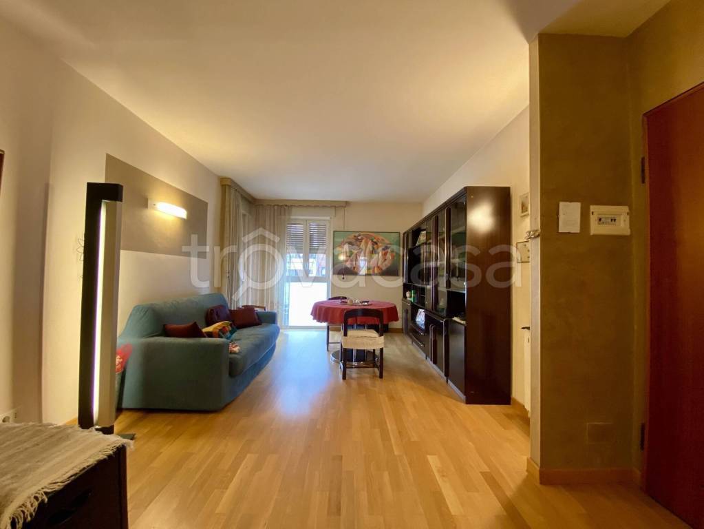 Appartamento in vendita ad Alba via Carlo Cencio, 13