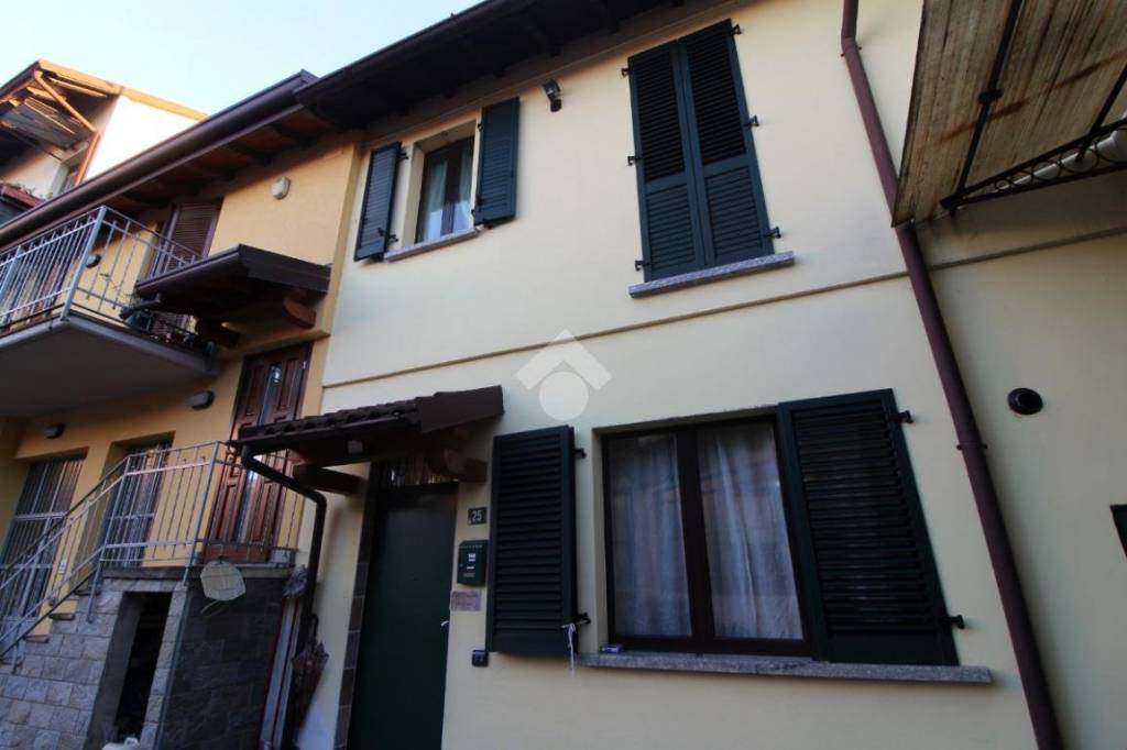 Appartamento in vendita ad Arosio viale Grandi Invalidi, 25