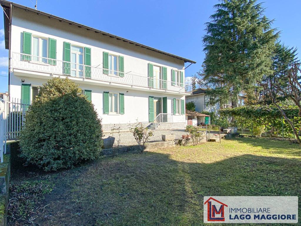 Villa in vendita ad Angera via Caduti Angeresi