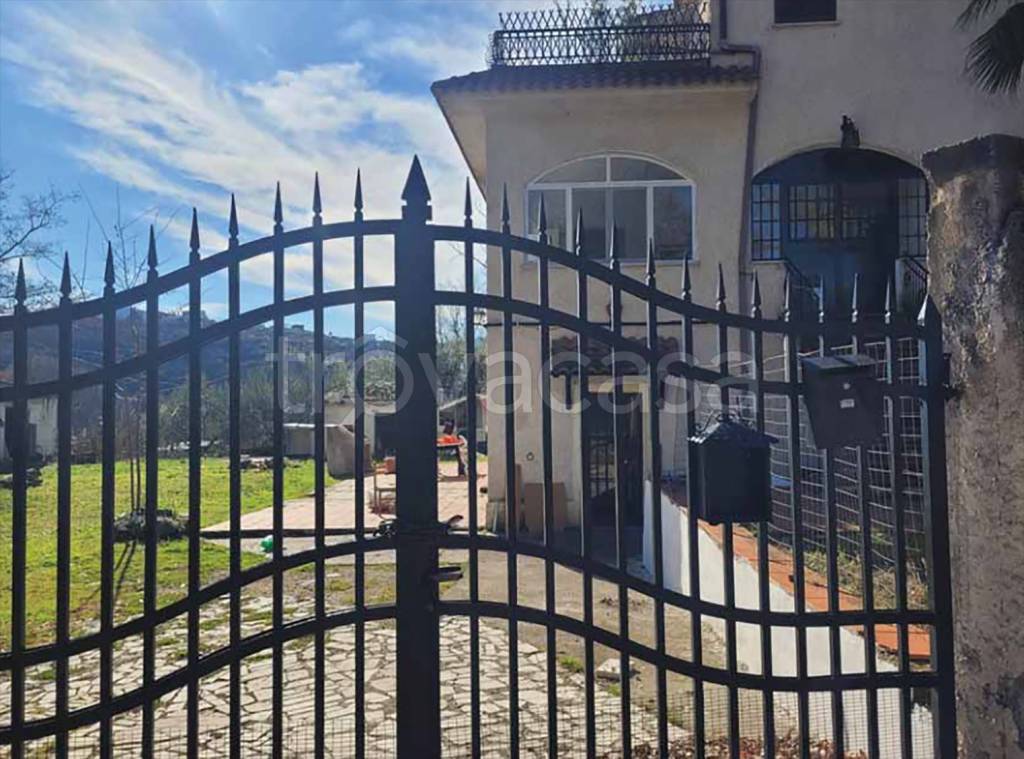 Appartamento all'asta a Fara in Sabina via Gregorio di Catino, 6