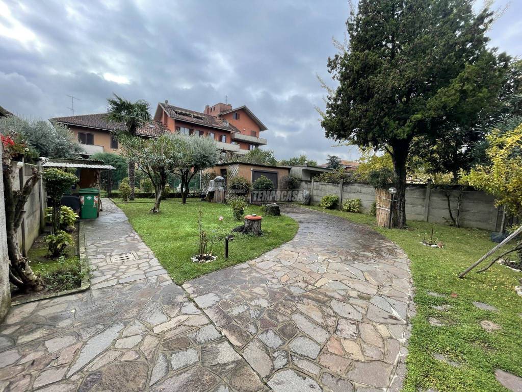 Appartamento in vendita ad Agrate Brianza via dante alighieri