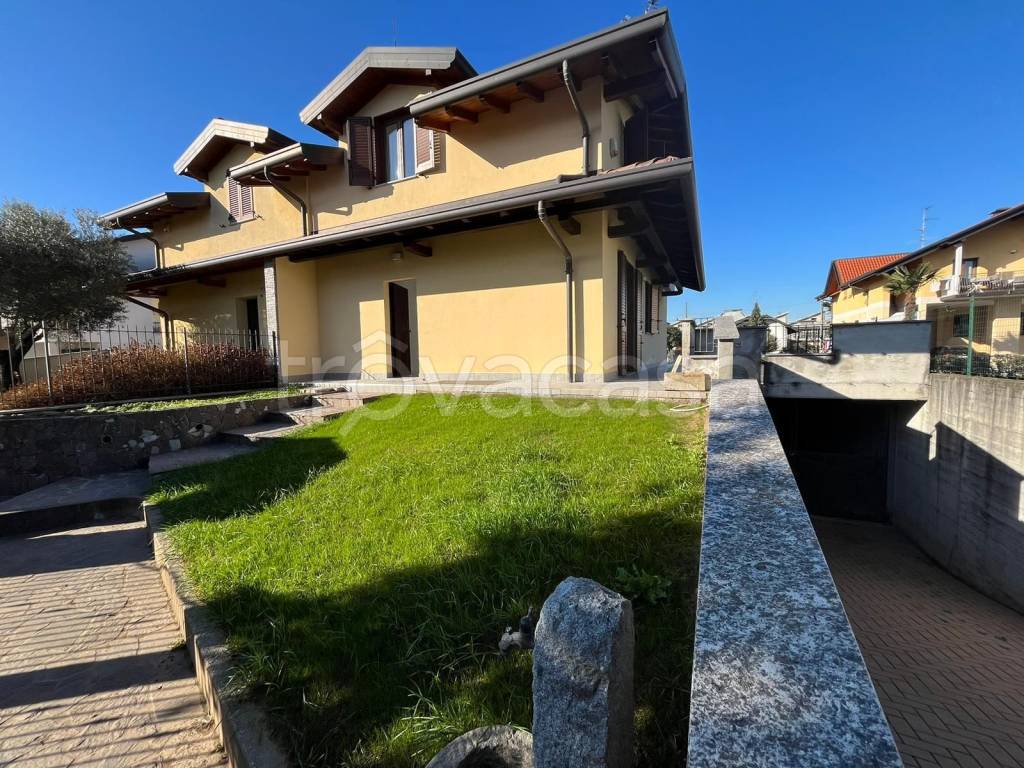 Villa Bifamiliare in in vendita da privato a Cardano al Campo via Belluno, 4