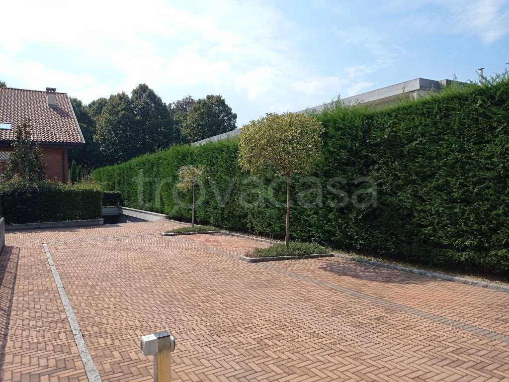 Appartamento in in vendita da privato a Besana in Brianza via Ugo Foscolo