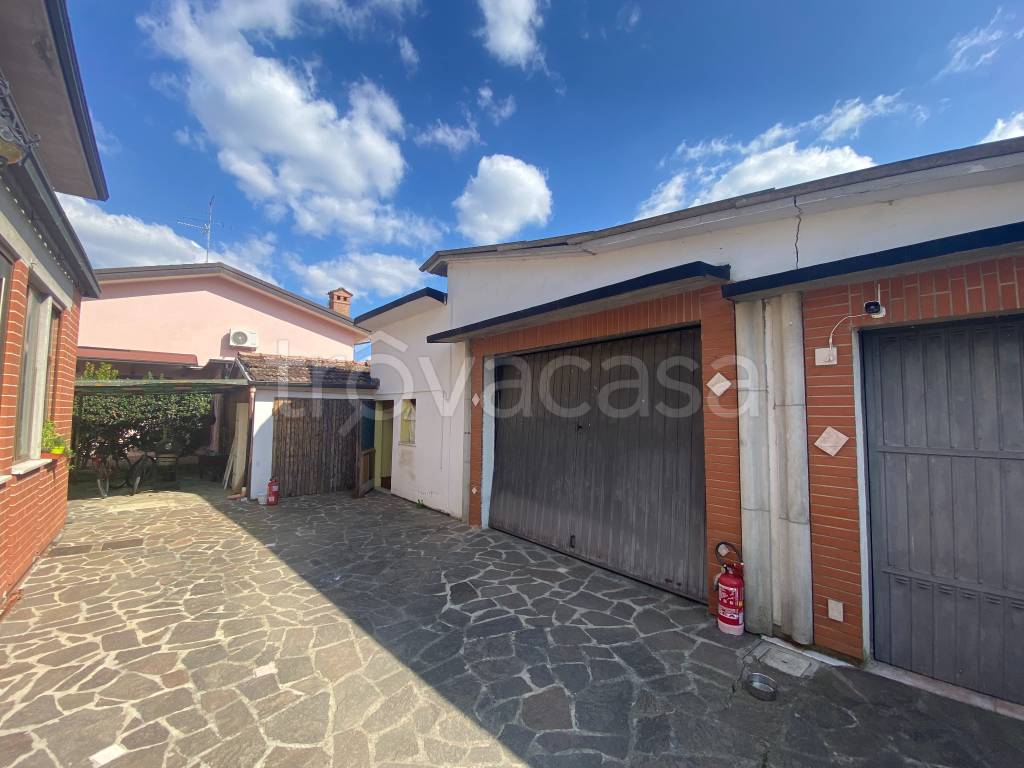 Villa Bifamiliare in vendita ad Argenta via Don Sante Perin, 3