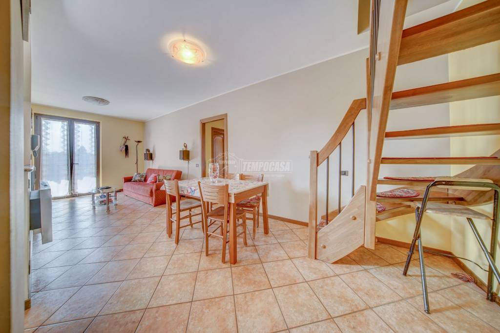 Appartamento in vendita a Castronno via Stazione