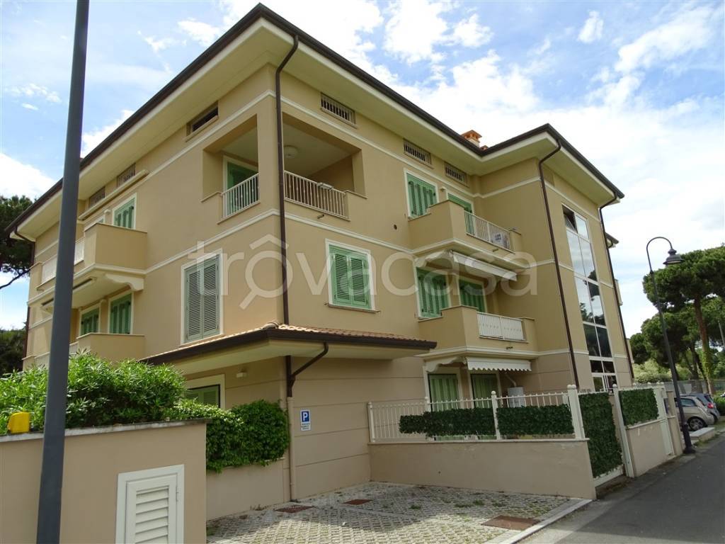 Appartamento in vendita a Montignoso via Antonio Gramsci