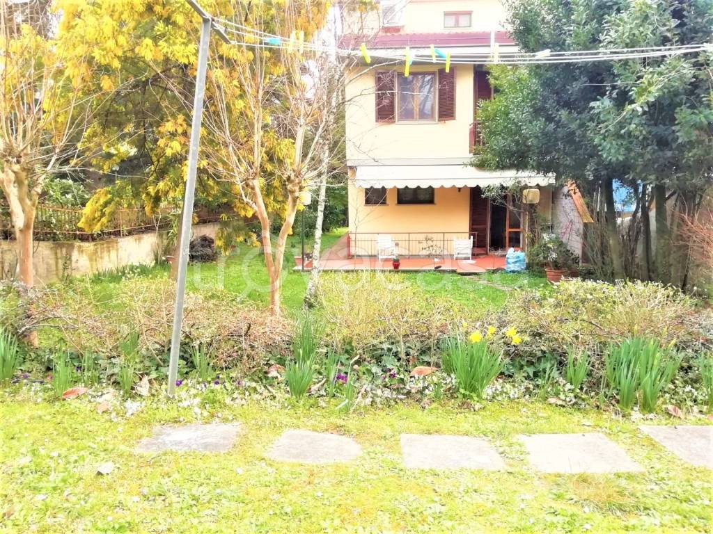 Casa Indipendente in vendita a Poggio a Caiano via Galileo Galilei