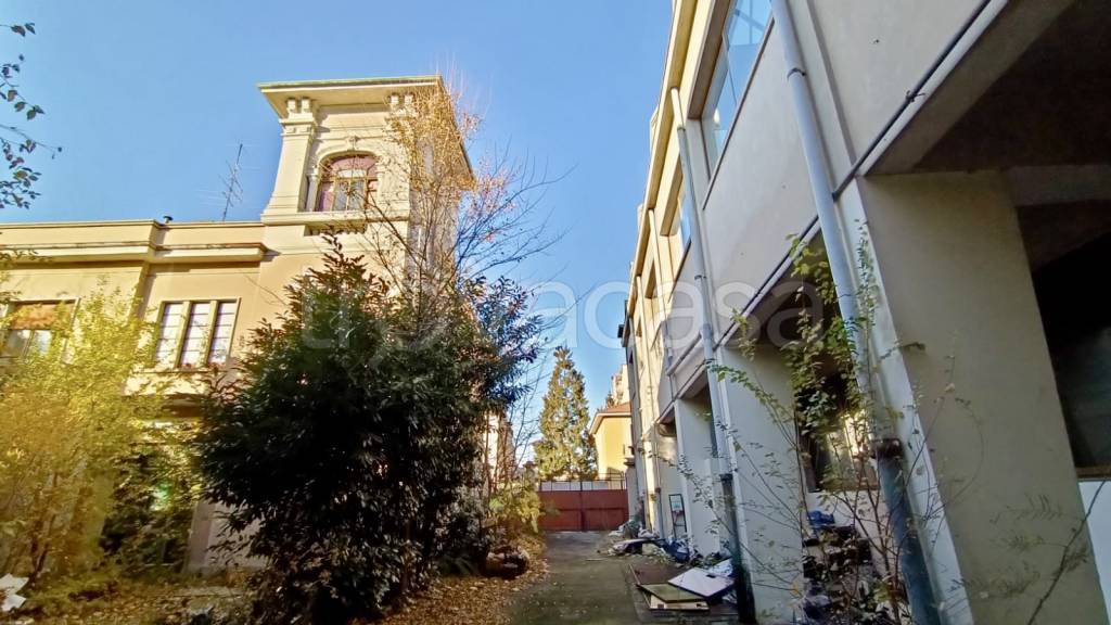 Intero Stabile in vendita a Busto Arsizio viale delle Rimembranze, 17