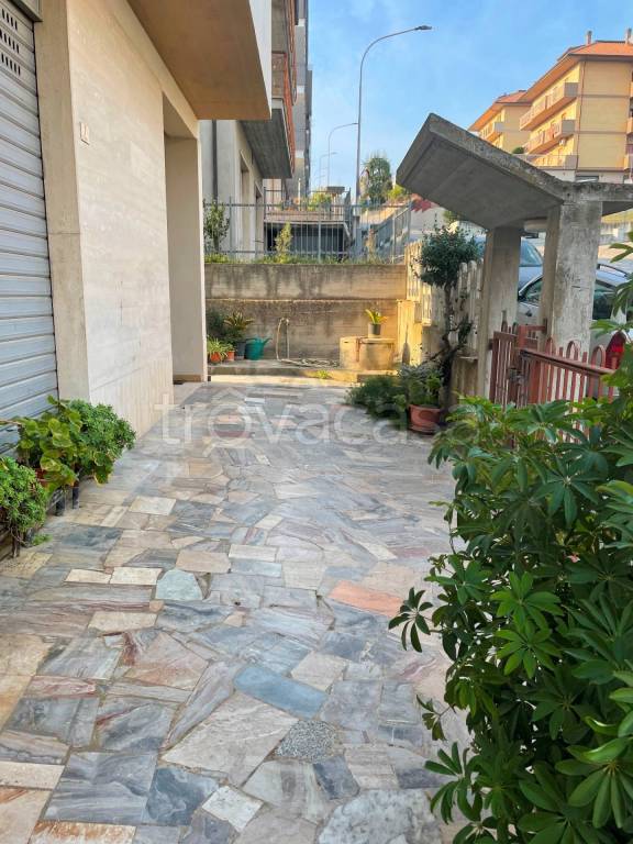 Casa Indipendente in vendita a Monsampolo del Tronto via Francesco Petrarca