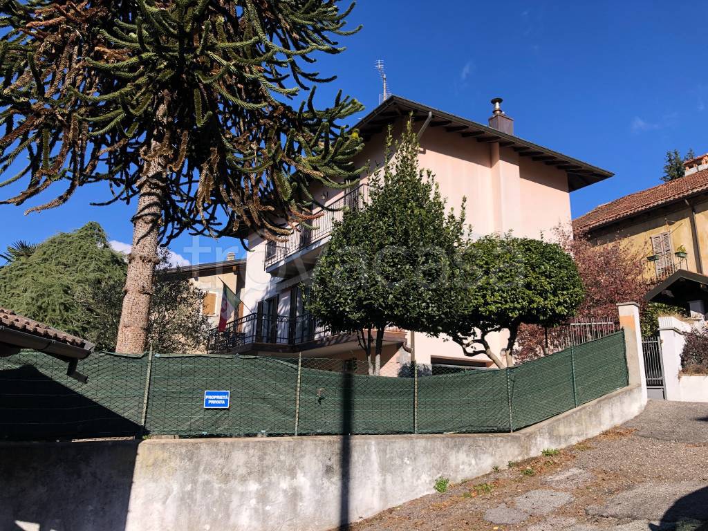 Villa in vendita a Dumenza via Giuseppe Verdi, 7