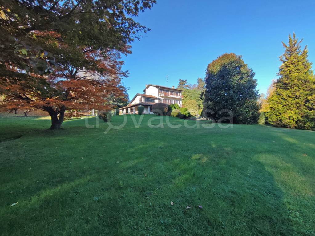 Villa in vendita ad Arona via per oleggio castello