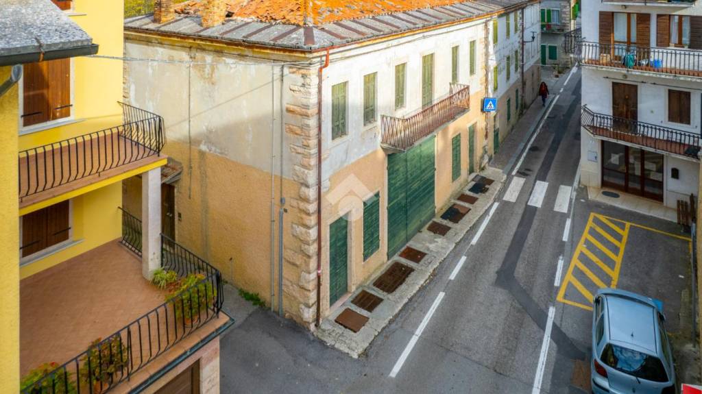 Rustico in vendita a Roverè Veronese via San Francesco, 11