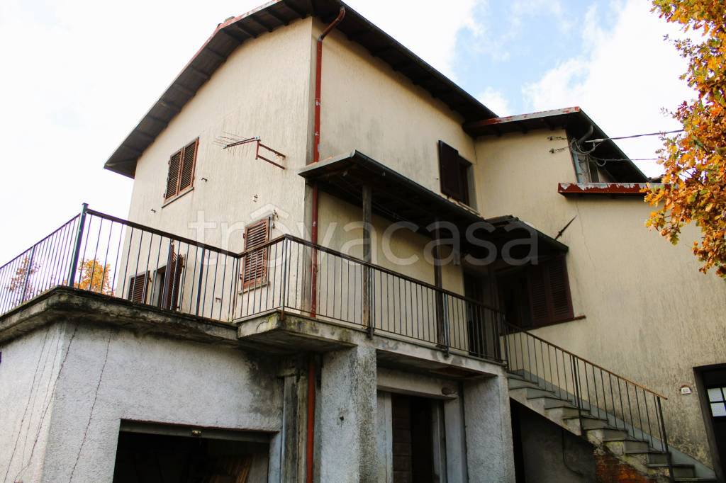 Villa a Schiera in vendita a Camporgiano località Colle Aprico, 3