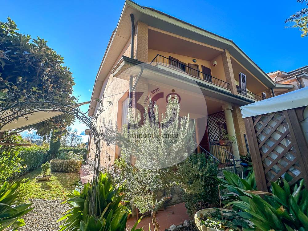 Villa a Schiera in vendita ad Arezzo via Romana pressi