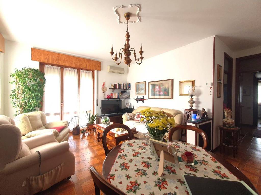 Appartamento in vendita a Castel d'Azzano zona tranquilla, 1