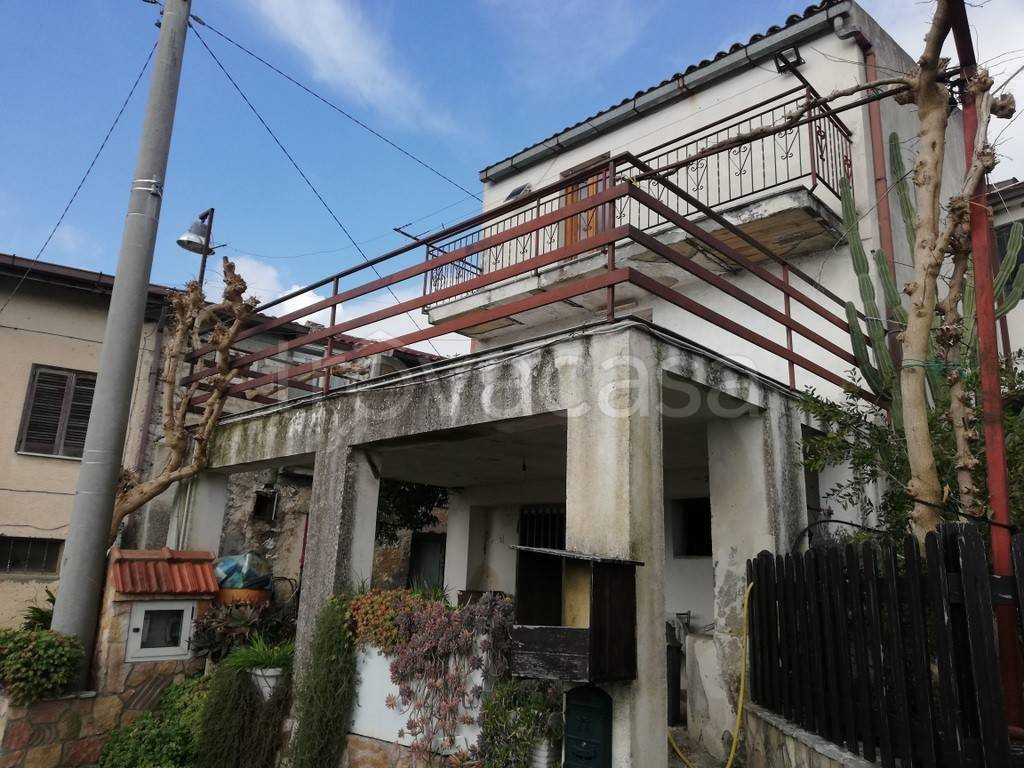 Case indipendenti con terrazzo in vendita a Piana di Monte Verna - TrovaCasa