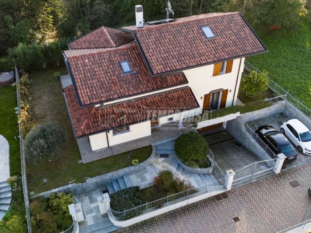 Ville con box in vendita a Brongio di Garbagnate Monastero - TrovaCasa