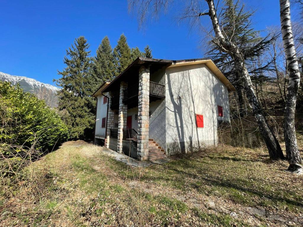 Ville con giardino privato in vendita a Ferrara di Monte Baldo - TrovaCasa