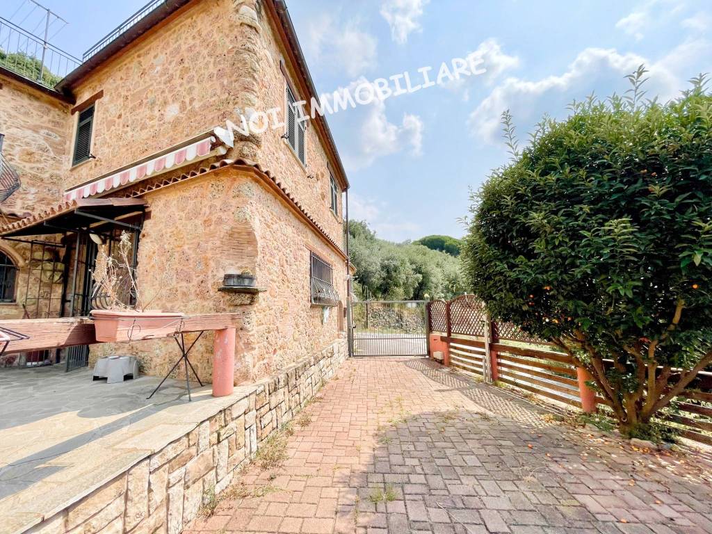 Case con giardino privato in vendita a Pero di Varazze - TrovaCasa