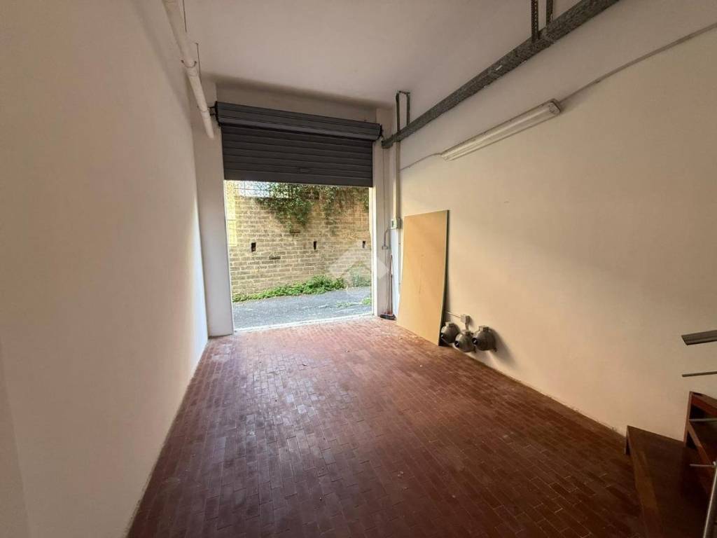 Laboratorio in vendita a Roma via Suor Celestina Donati, 137 - TrovaCasa
