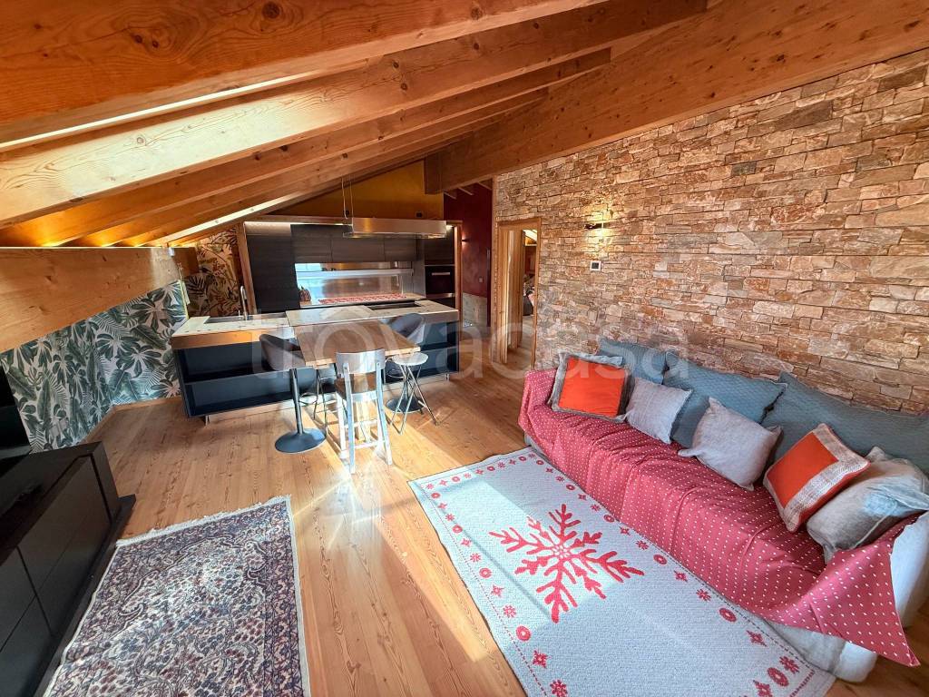 Trilocali con box in affitto in provincia di Sondrio - TrovaCasa