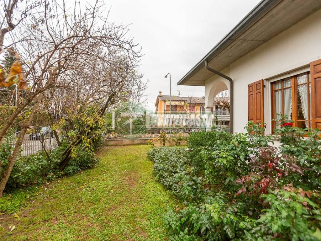 Villa in vendita a Rezzato via Aldo Moro, giardino privato, box ...