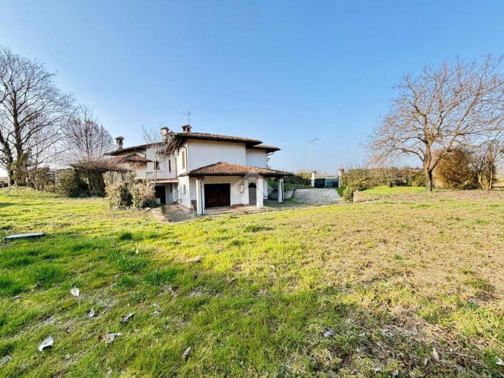 Case in vendita a Castelleone - TrovaCasa